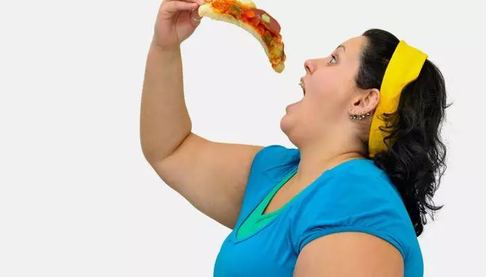 Mollig meisje dat pizza eet