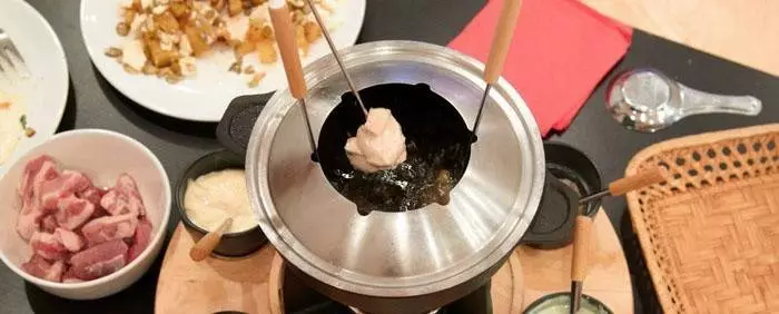 Samaki, nyama na fondue ya mboga