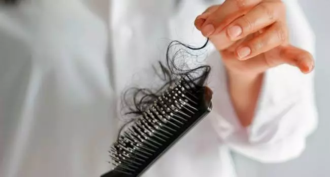Tabiat yang paling buruk untuk kesihatan rambut 10666_1