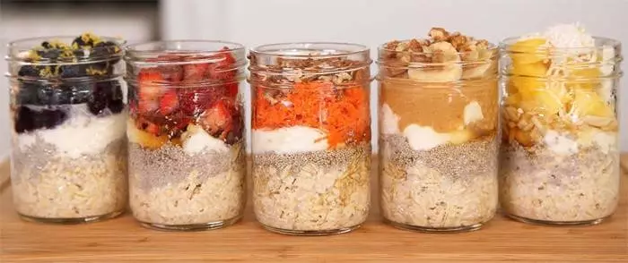 Oatmeal nyob rau hauv jars