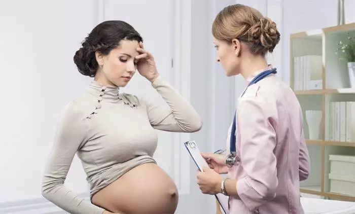 Pregnant girl tells the doctor about the discharge