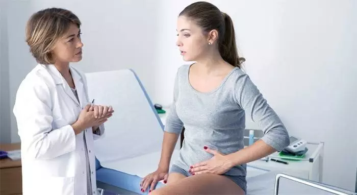 The girl consults with the gynecologist
