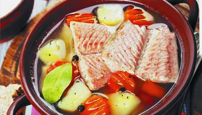Sup ikan Hungary dengan tomato dan lada bel
