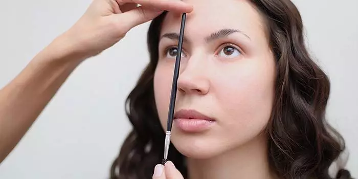 Teknik för att utföra ögonbrynskorrigering