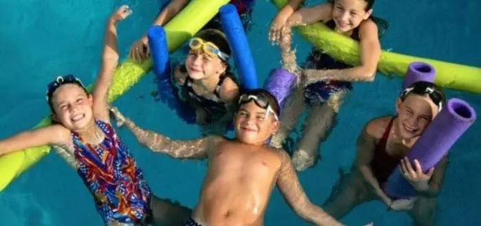 Уроци по плуване за деца в басейна