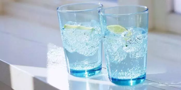 Glas kallt vatten med citron