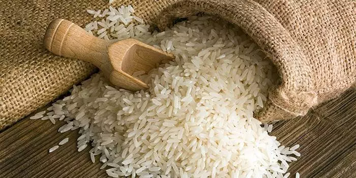 Membersihkan badan dengan beras untuk menurunkan berat badan di rumah: kaedah Tibet