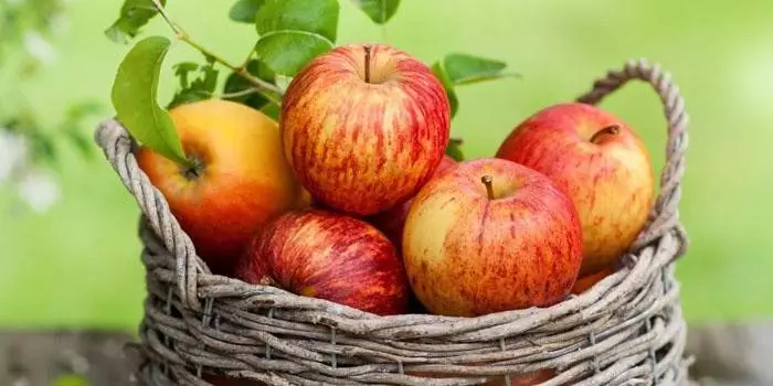 Ябълки в кошница