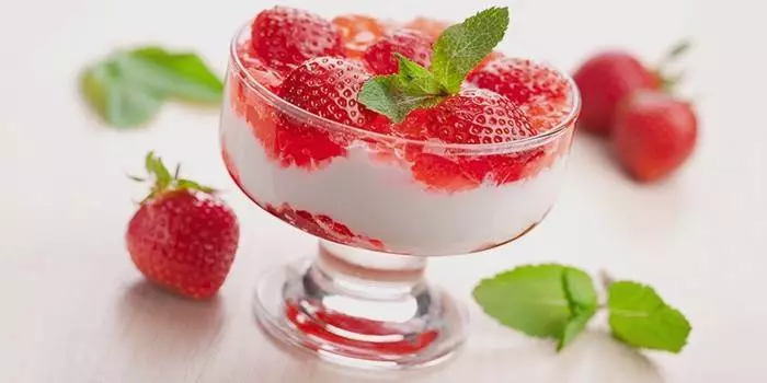 Diet efterrätt gjord på keso och jordgubbar