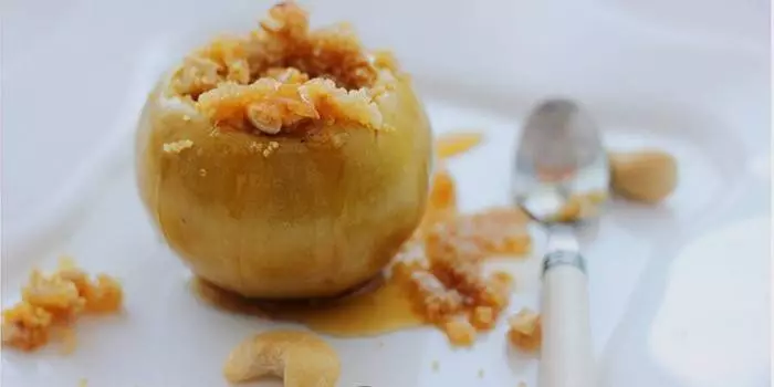 Bantande äpplen med honung och kanel