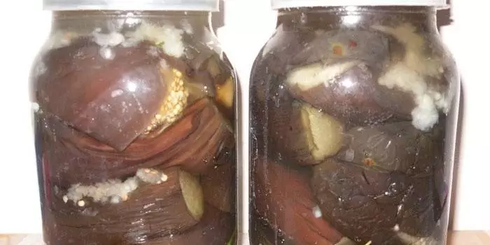 Лаазанд сармистай давсалсан eggplants