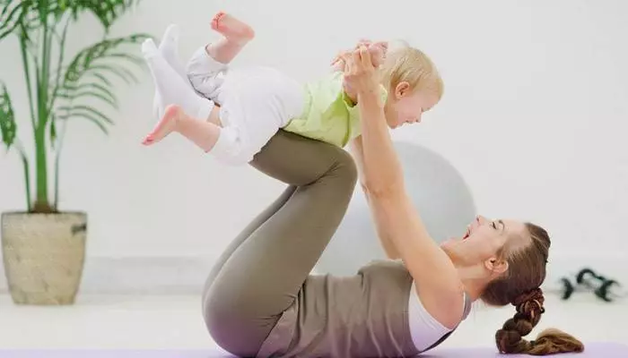 Menina após o parto brinca com o bebê