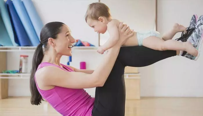 Menina fazendo exercícios com uma criança