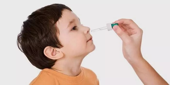 Η διοξειδίνη στάζει στη μύτη του παιδιού