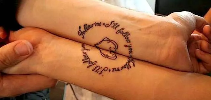 Tatuagem de letras sobre o amor