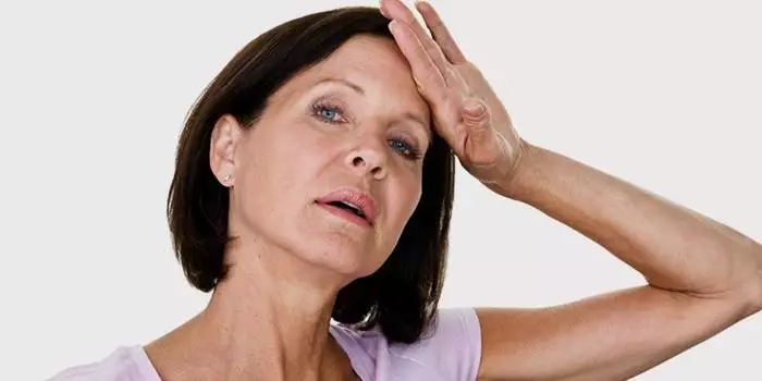Menopaŭza simptomo ĉe 50-jaraĝa virino