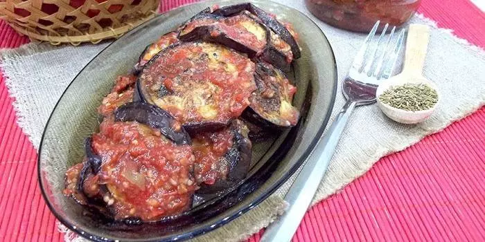 Tallerken med aubergine med adjika