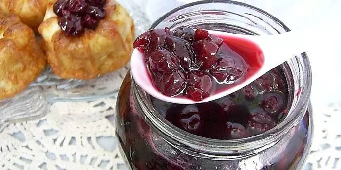 Jam céri dina toples sareng pastry