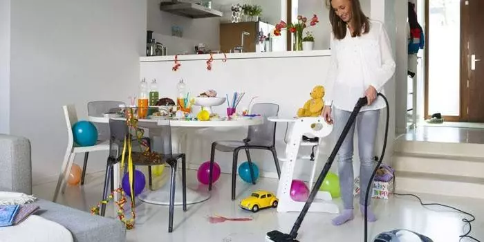 아파트에서 진공 청소기로 청소 하는 소녀