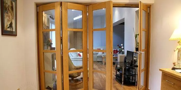 Dveře na knihy se skleněným uspořádáním v obývacím pokoji