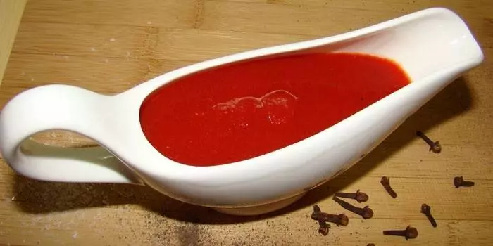 Բնական ketchup սոուսով նավակում