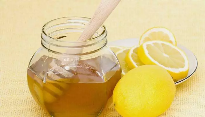 Mel con limón para o tratamento do absceso na gorxa
