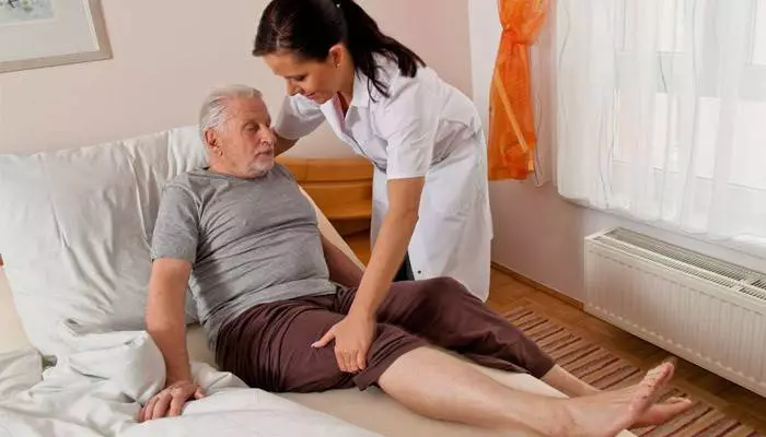 Medmāsa palīdz gultā guļošam pacientam