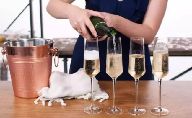How to open champagne correctly and safely 136_8
