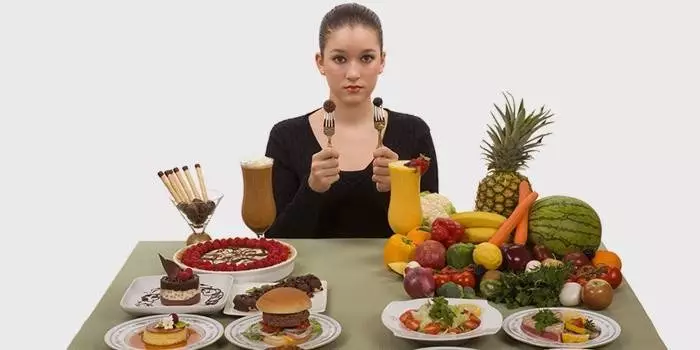 La ragazza sceglie tra prodotti dannosi e salutari