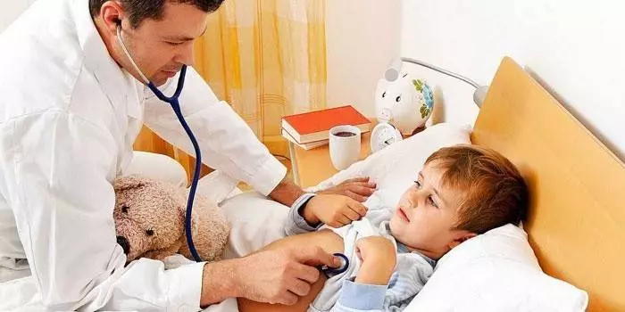 El doctor examina al niño