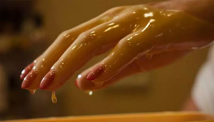 हातांसाठी मध मुखवटा