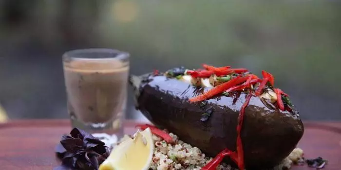 Helbakt aubergine med grønnsaker