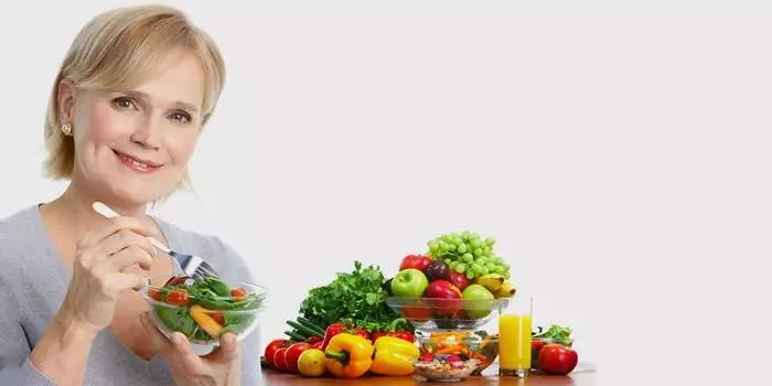 Ženska sledi prehrani z menopavzo