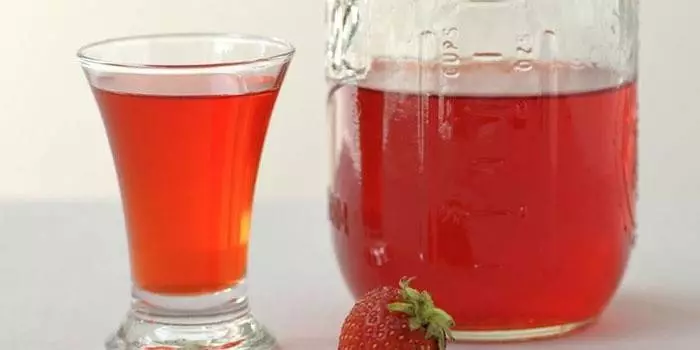 Strawberry Mash an engem Jar an engem Glas