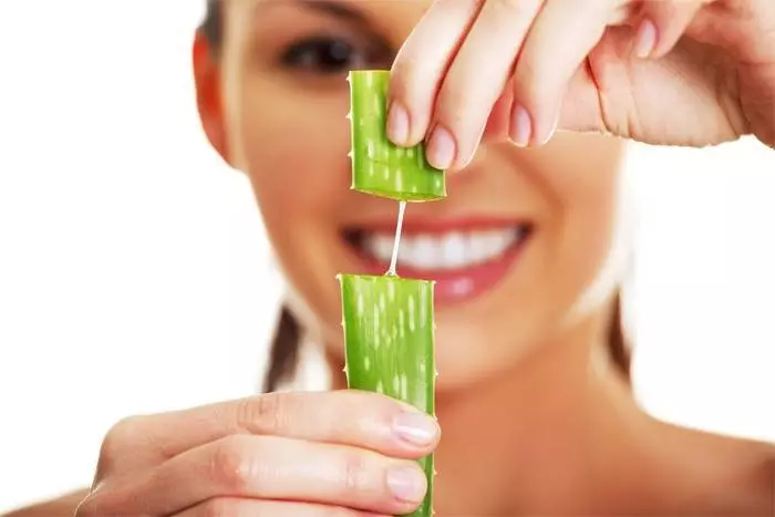 ក្មេងស្រីច្របាច់ទឹក aloe