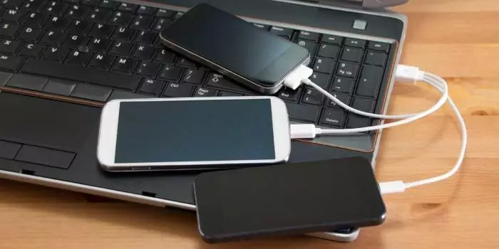 Ang mga smartphone ay sisingilin mula sa laptop USB