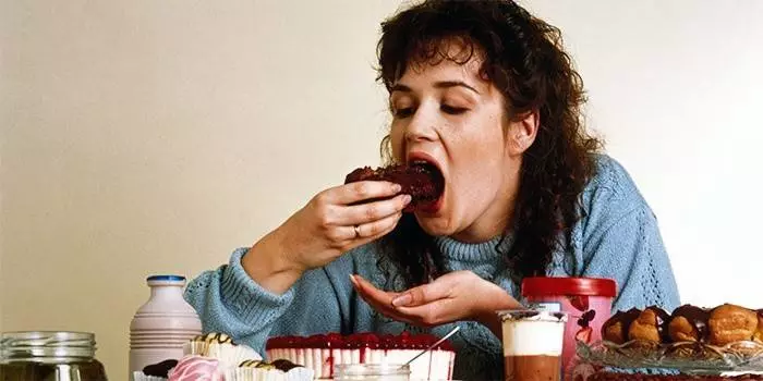 زنی که شیرینی می خورد