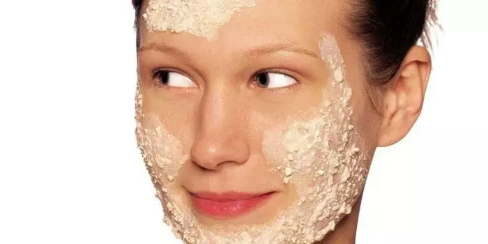 Ragazza con maschera di farina d'avena sul viso