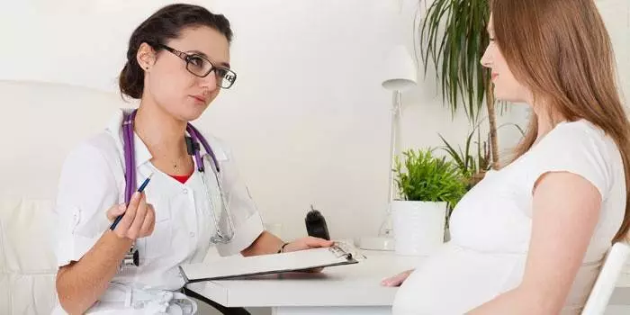 Kobieta w ciąży konsultująca się z lekarzem