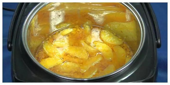 Marmellata di arance in una pentola a cottura lenta
