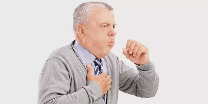 Un ataque de tos en un hombre mayor
