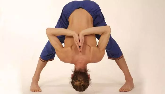Tá an fear ag déanamh yoga