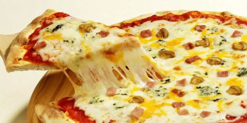 Pizza con formaggio e funghi