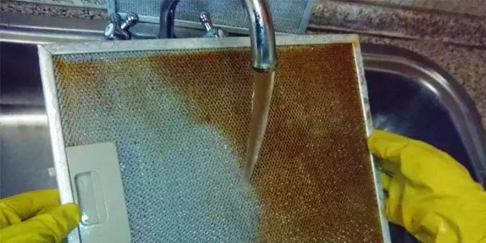 Bẫy mỡ được rửa sạch dưới vòi nước chảy