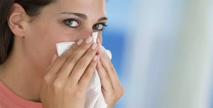 A lingering runny nose is one of the symptoms of sinusitis in an adult