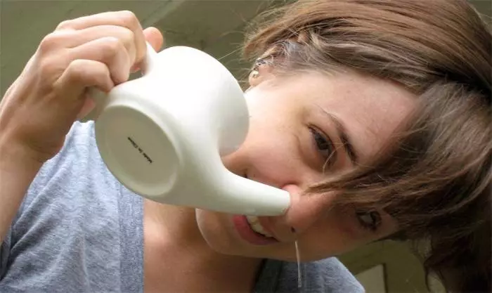 Rinsing the nose to treat sinusitis