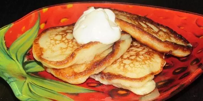 Pancakes zilizo tayari kwenye sahani