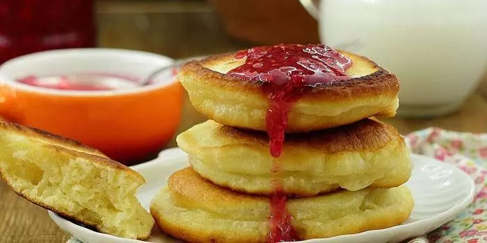raspberry ယိုနှင့်အတူ pancakes ကြော်