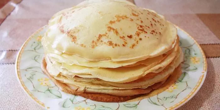 Akopọ ti awọn pancakes tinrin lori awo kan