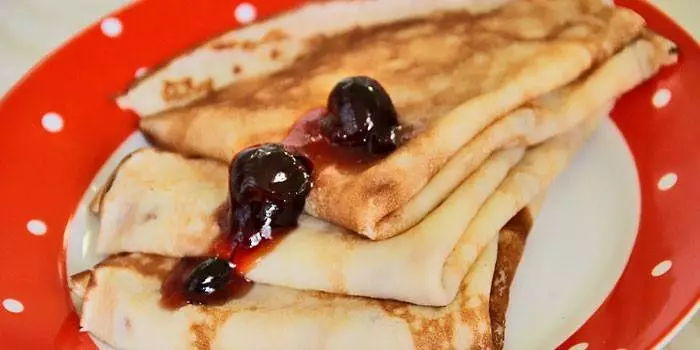 Pancakes pẹlu ṣẹẹri Jam